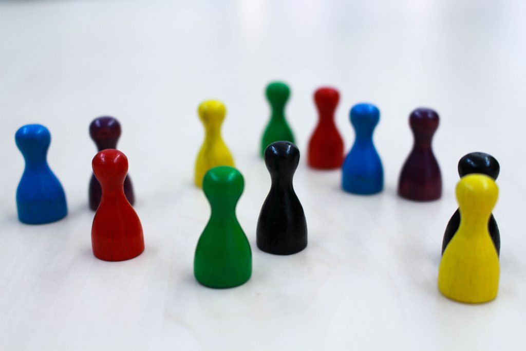 Spielfiguren in unterschiedlichen Farben | Pro-Liberis